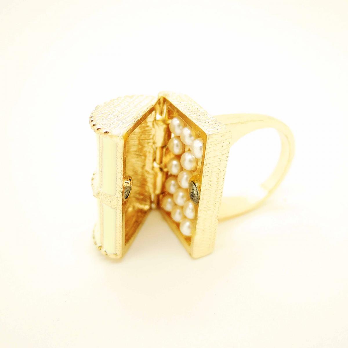 Treasure Box Ring on Luulla