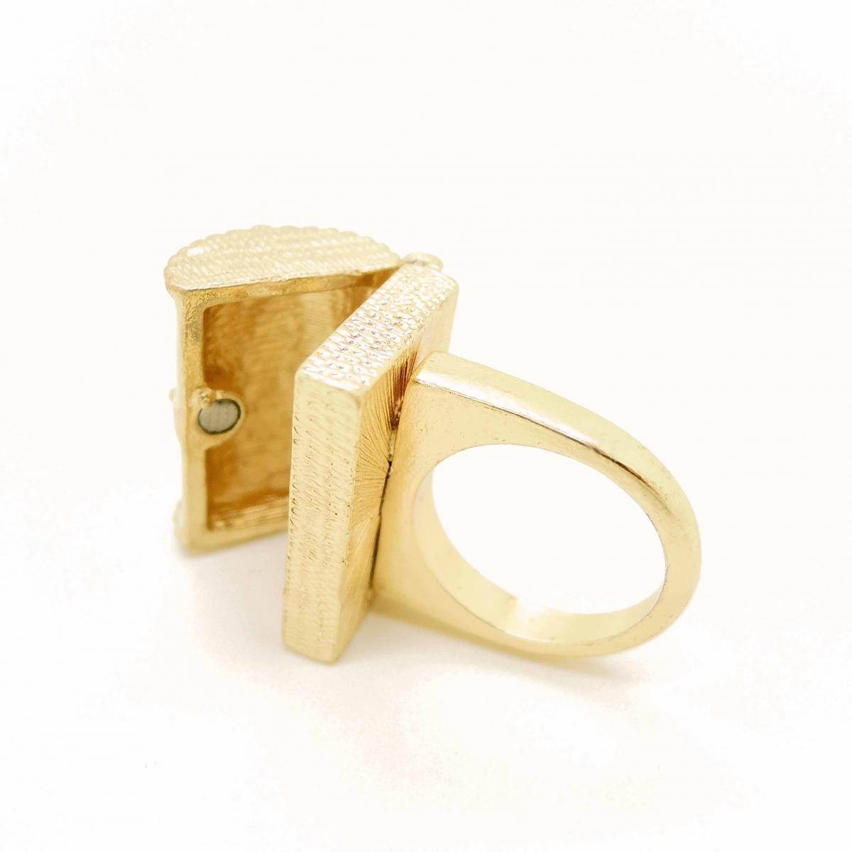 Treasure Box Ring on Luulla